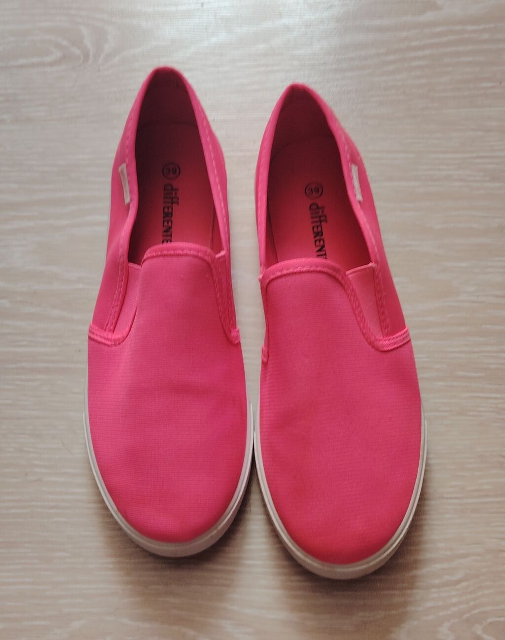 Platnene slip-on patike Diferente - Model: slip-on (bez pertli) sa