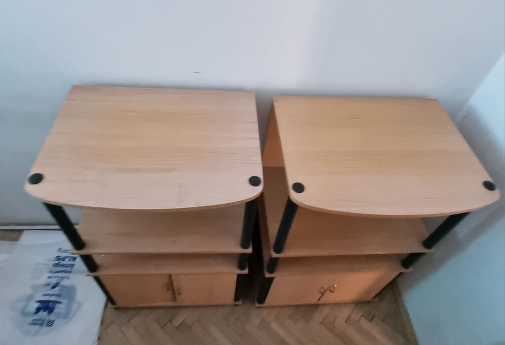 Dva ista stalka. Prodaju se zajedno. 60 x 93 x 43. Cena za oba je