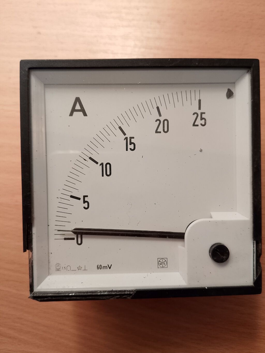 Analogni ampermetar panelni, kvadratni format. - Opseg merenja: 0–25