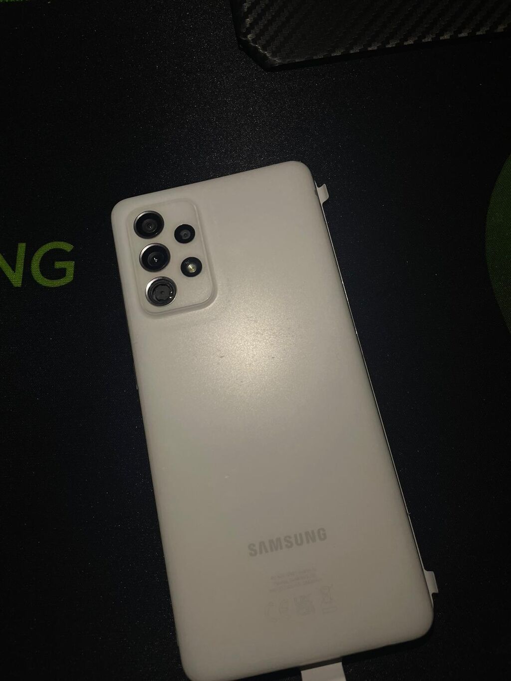 Samsung Galaxy A-serija, bela boja. Telefon sa četvorostrukom zadnjom