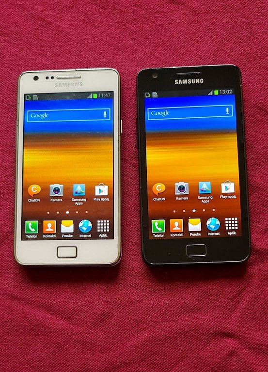 Samsung Galaxy S II (GT‑I9100) – 2 komada, bela i crna varijanta