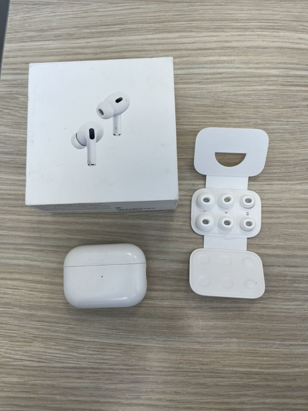 Apple AirPods Pro (2. generacija) sa MagSafe kućištem za punjenje –