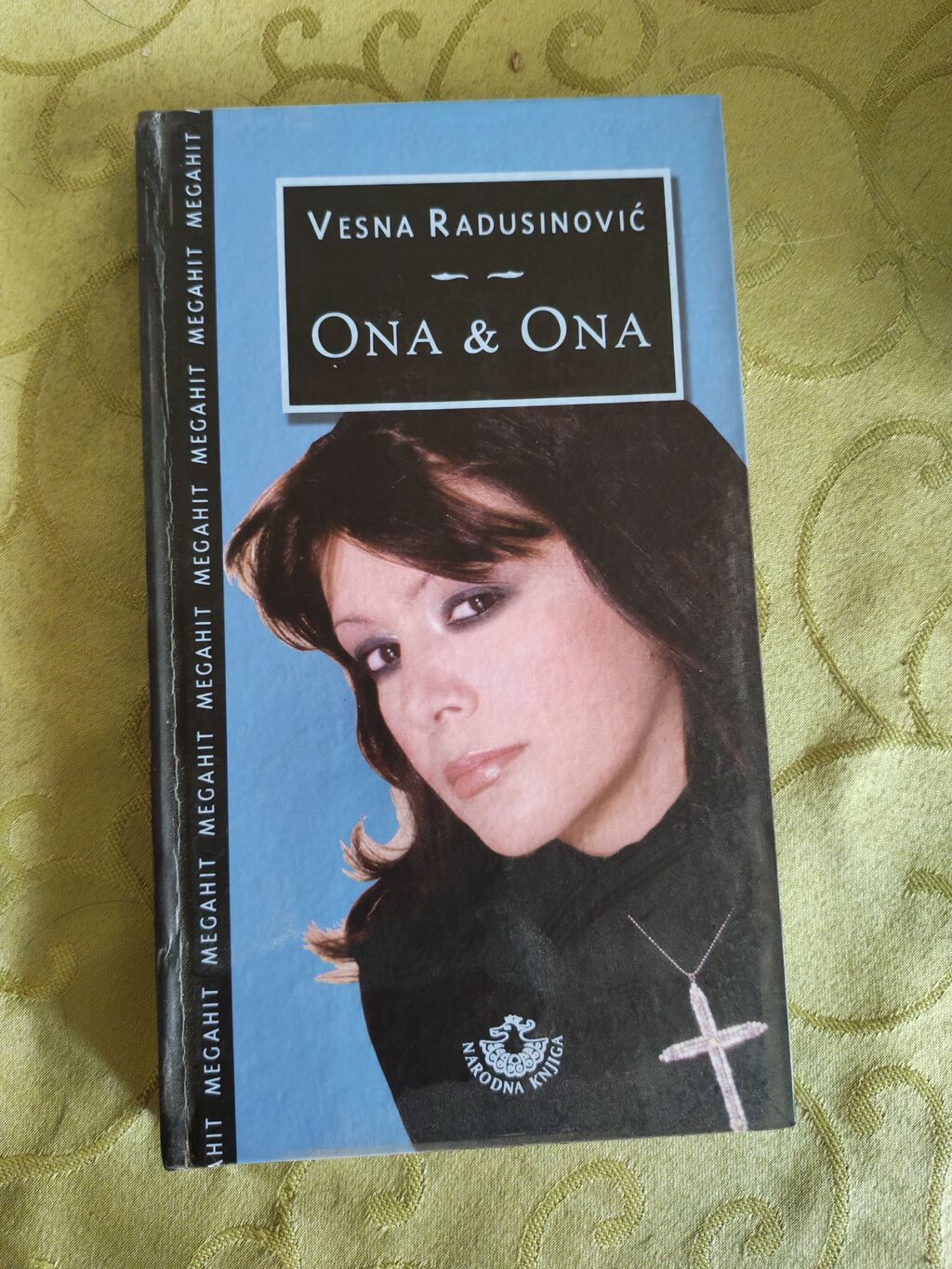 Knjiga: Ona & Ona Autor: Vesna Radušinović Izdavač: Narodna
