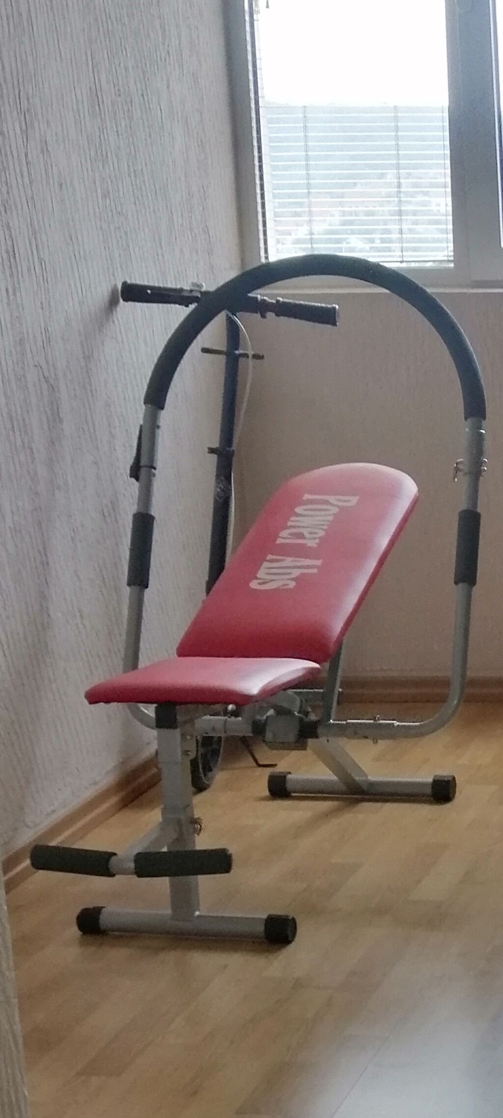 Klupa za trbusnjake dobro ocuvana