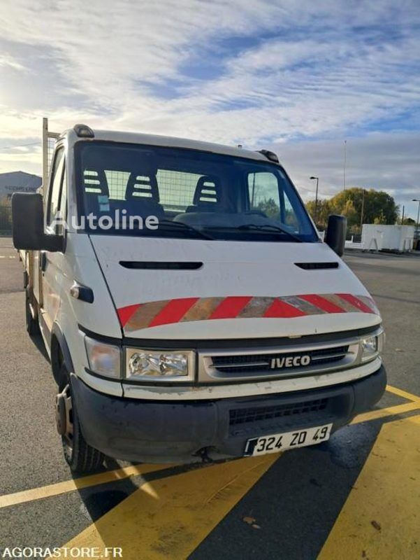 Prodaje se IVECO 35J09 kamion s ravnom platformom < 3.5t na aukciji