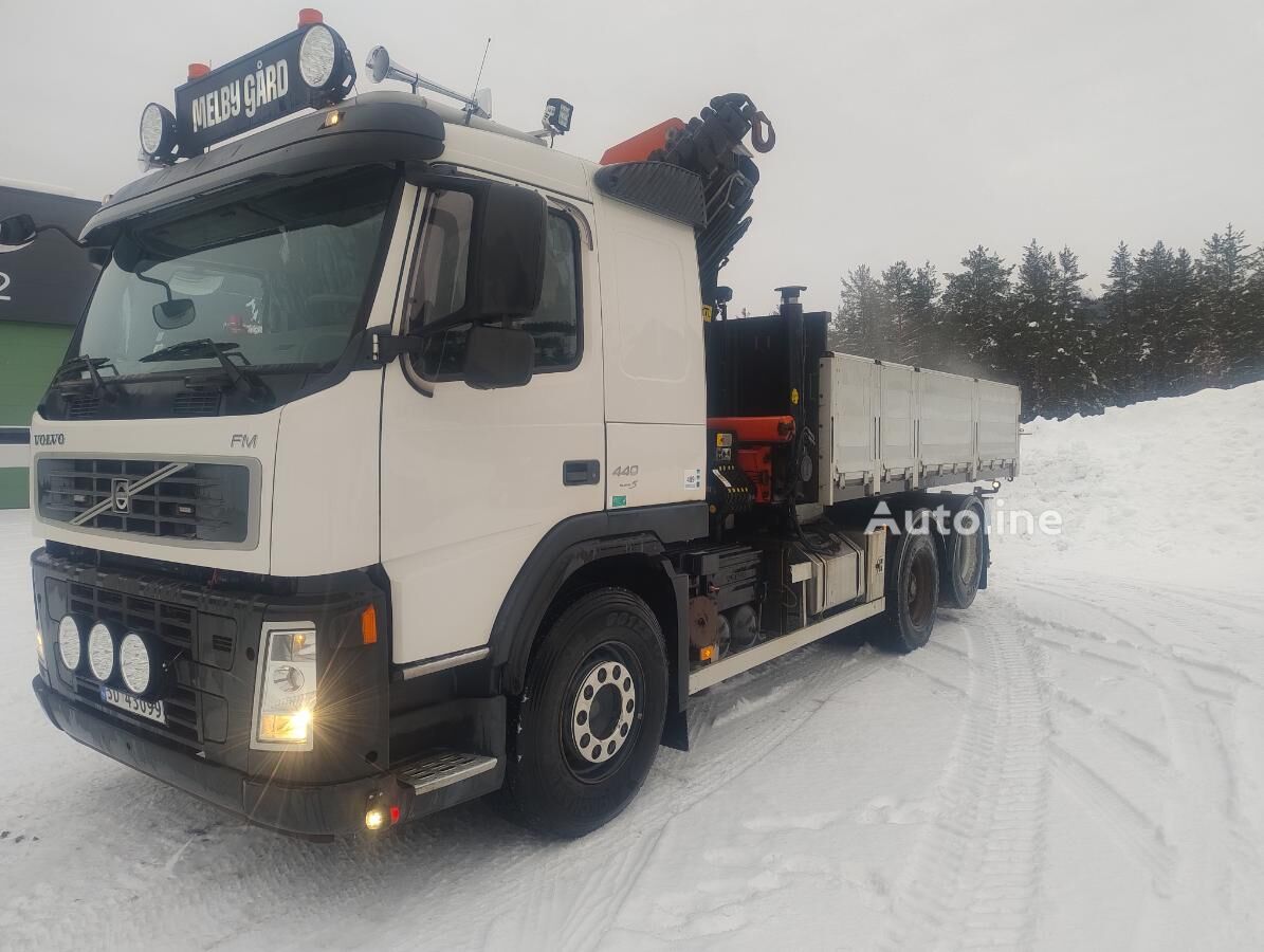 Prodaje se Volvo FM-440 6X2 kamion s ravnom platformom na aukciji