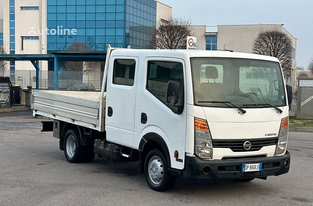 Nissan F24.35.150 kamion s ravnom platformom