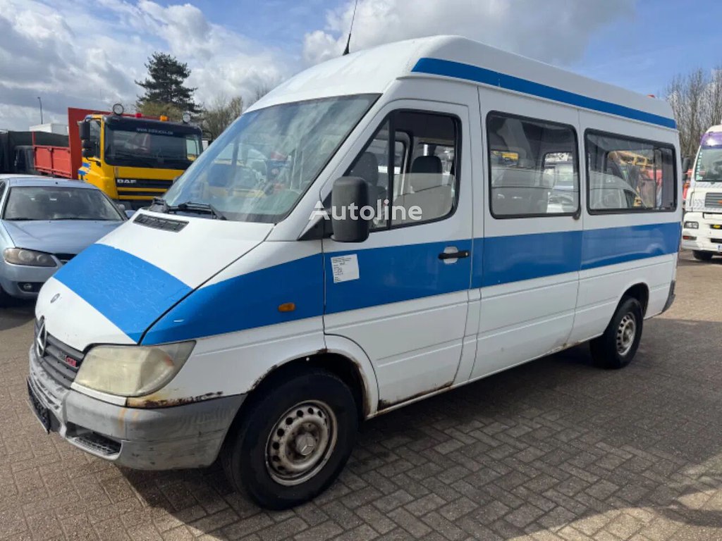 Mercedes-Benz 211 kombi minibus
