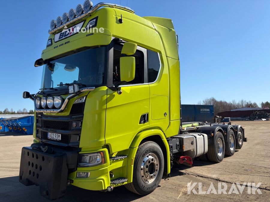 Prodaje se Scania R580 rol kiper sa kukom na aukciji