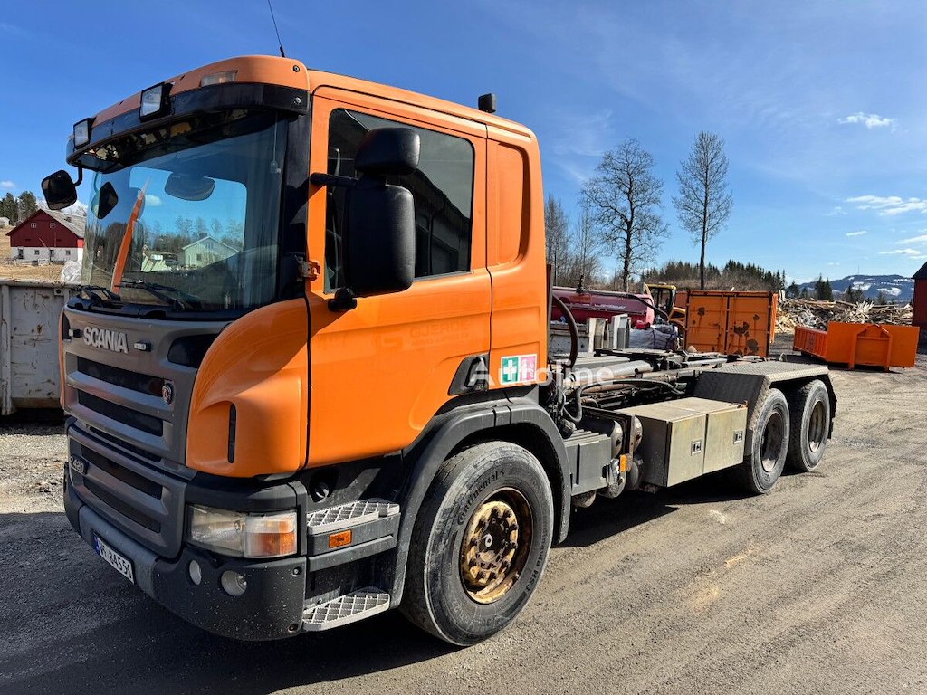 Prodaje se Scania P-serie rol kiper sa kukom na aukciji