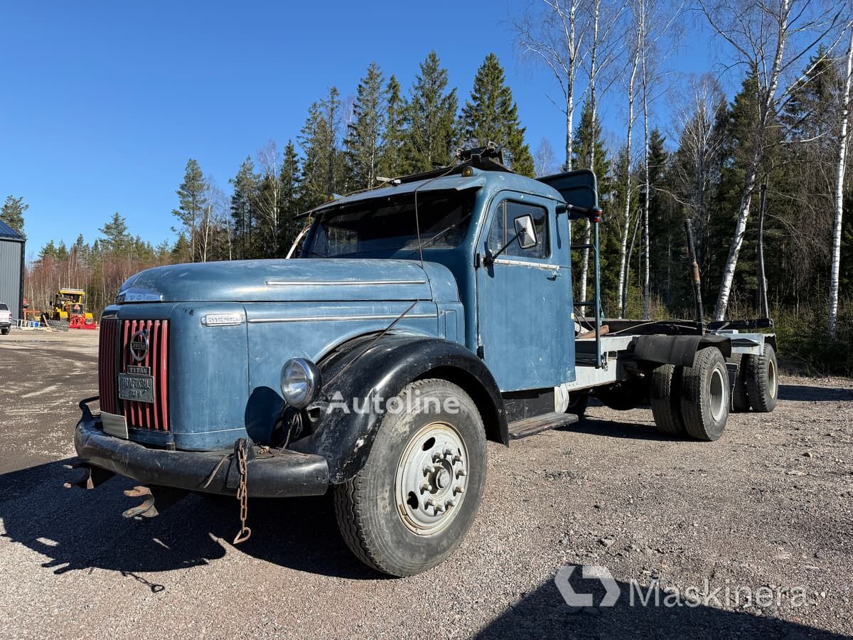 Prodaje se Volvo Titan vozilo za prevoz kontejnera na aukciji