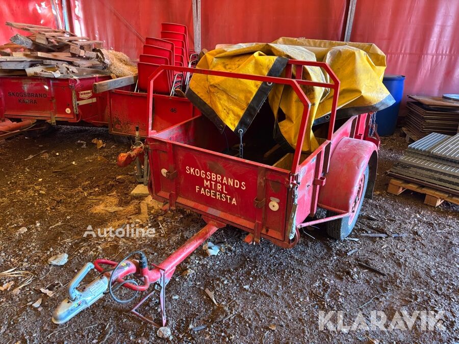 Prodaje se strada Universal auto prikolicu na aukciji