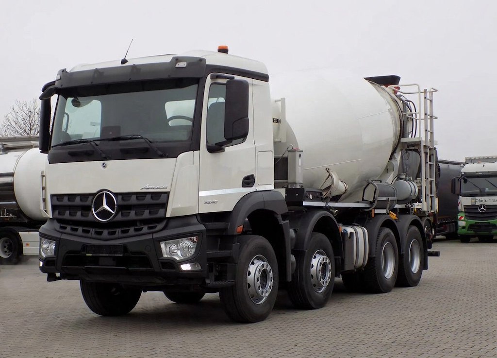 Liebherr na šasiji Mercedes-Benz AROCS 3240 concrete mixer truck kamion s mešalicom za beton