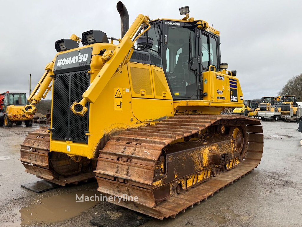 Komatsu D65PXi-18 buldožer
