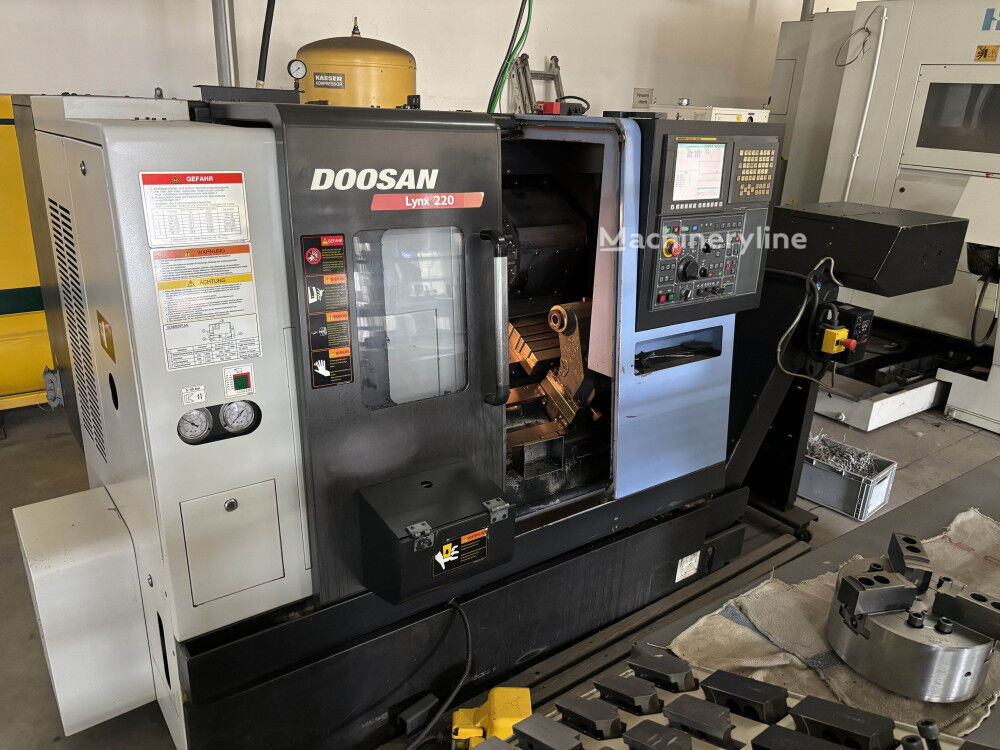 Doosan LYNX 220B - 2012 strug za metal