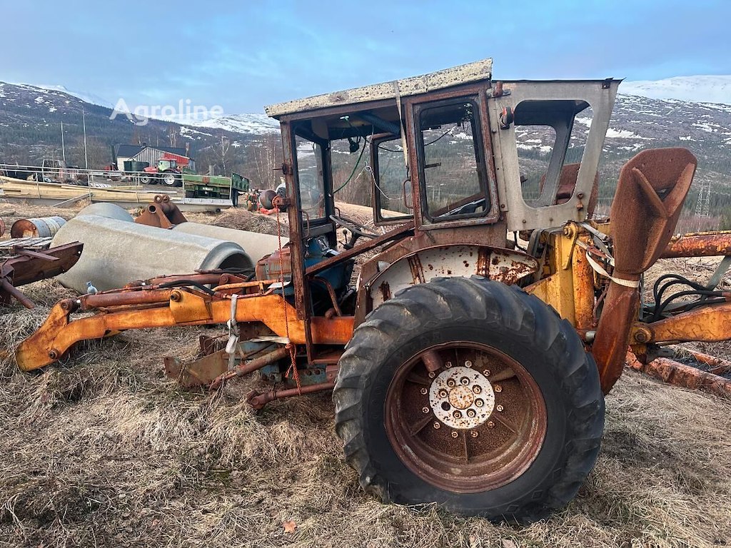 Prodaje se Ford County 754 traktor točkaš na aukciji