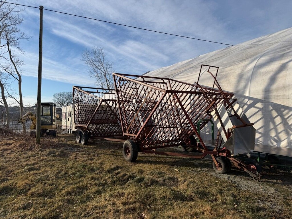 Prodaje se andre annet prikolicu za seno na aukciji