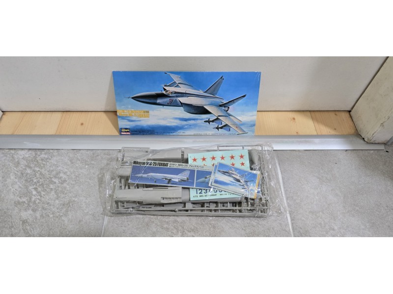 HASEGAWA MIKOYAN MIG-25 FOXBAT JET 1:72