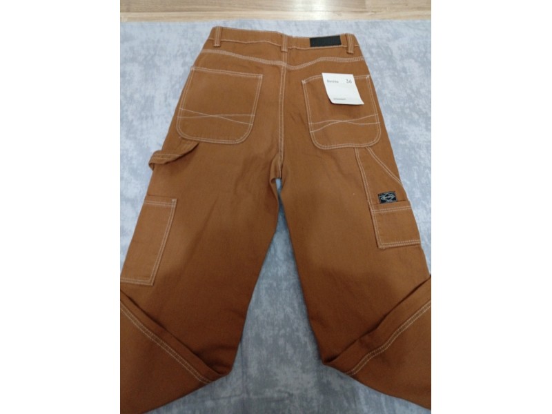 NOVO Bershka pantalone vel 36 ili s