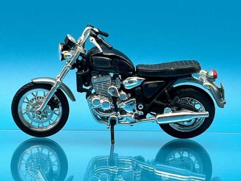 1:18 MAISTO Triumph Thunderbird 900 [MX-68]