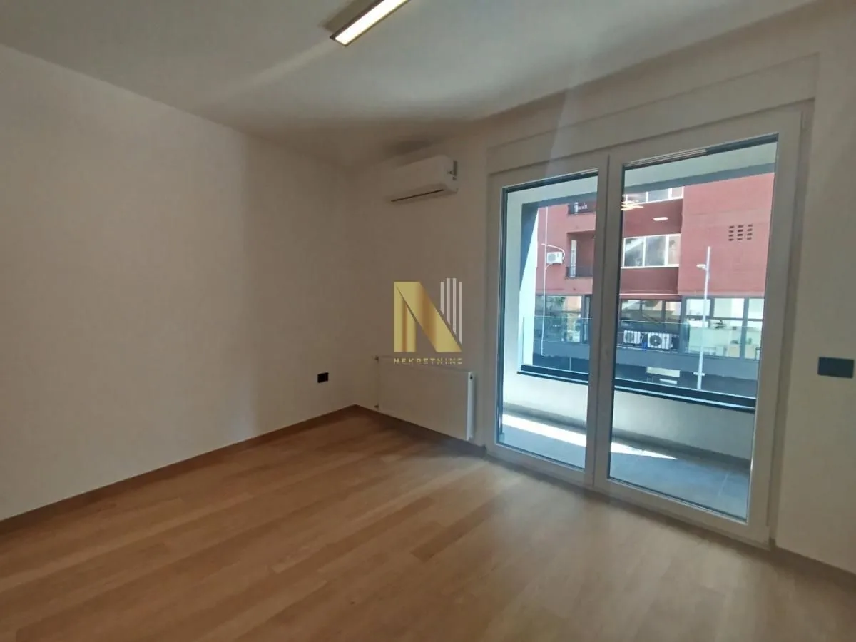 Izdavanje, poslovni prostor, 44m², Grbavica, Novi Sad Sve Podlokacije