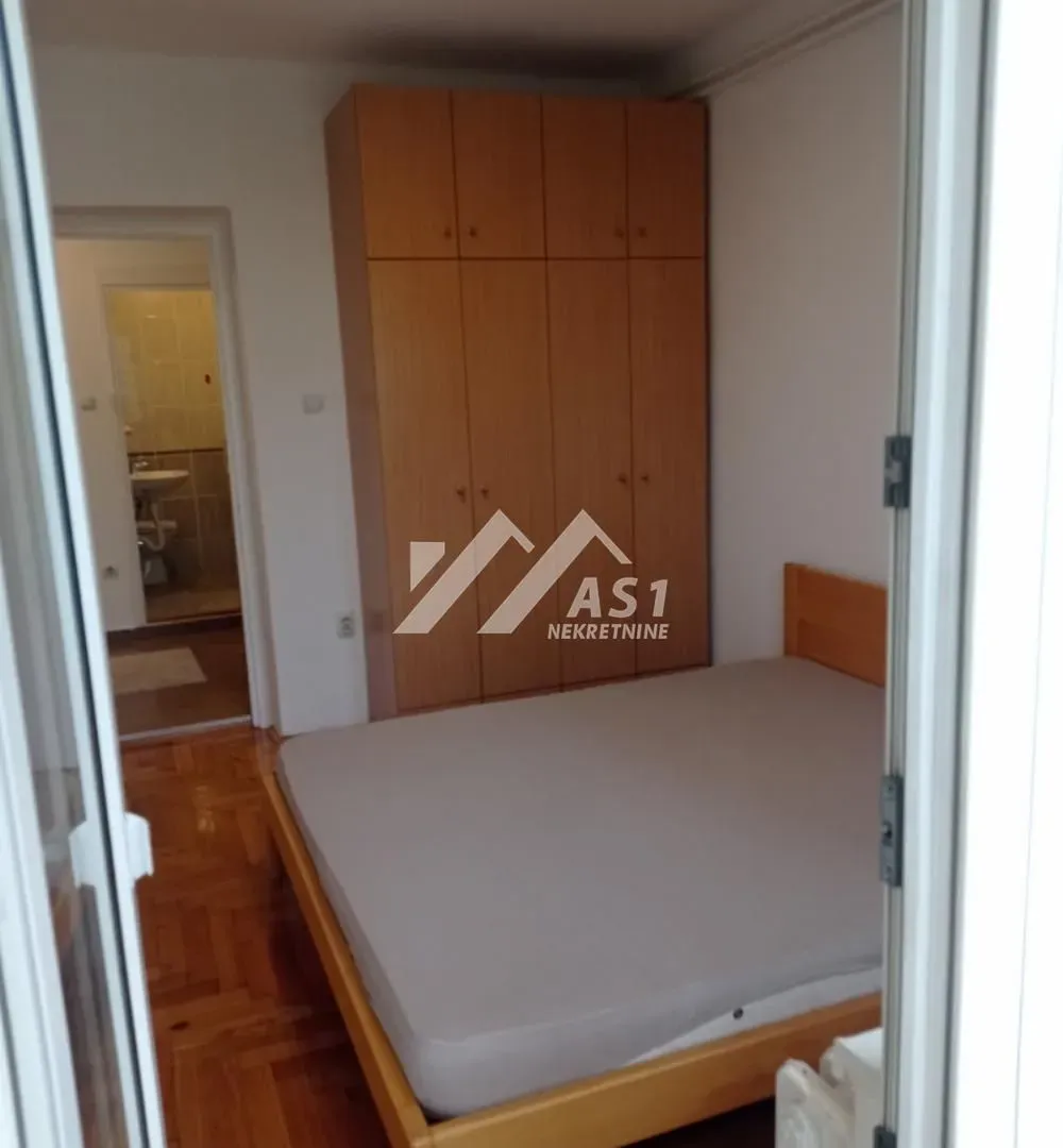 Izdavanje, trosoban stan, 82m², Centar, Novi Sad