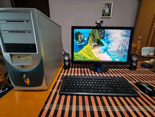 Kompletan PC+24 monitor spreman za rad (SSD, 8GB)