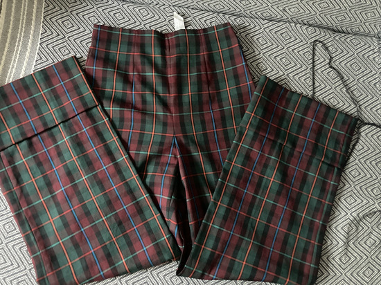 zara karo pantalone kao nove