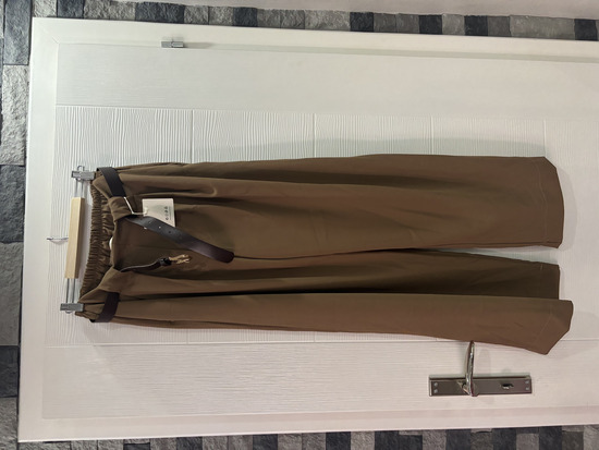 Nove pantalone sa etiketom