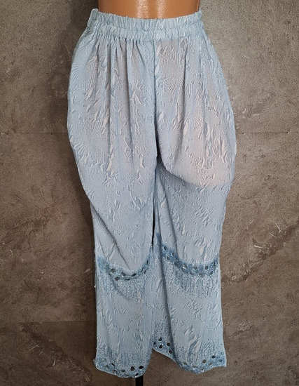 Plave pantalone sa perlicama M -kao nove