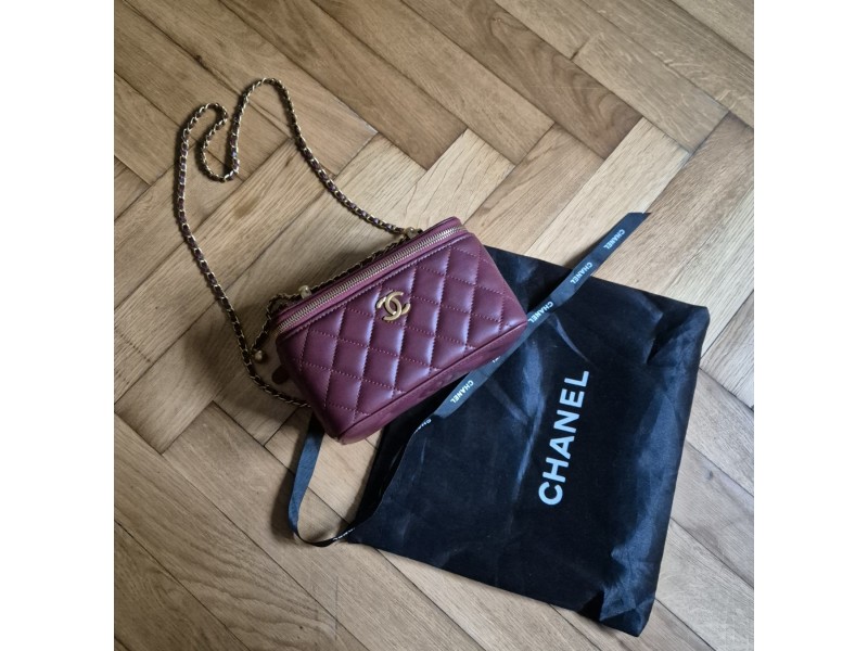 Jedinstvena Chanel medium Vanity Mirror bag sa kodom