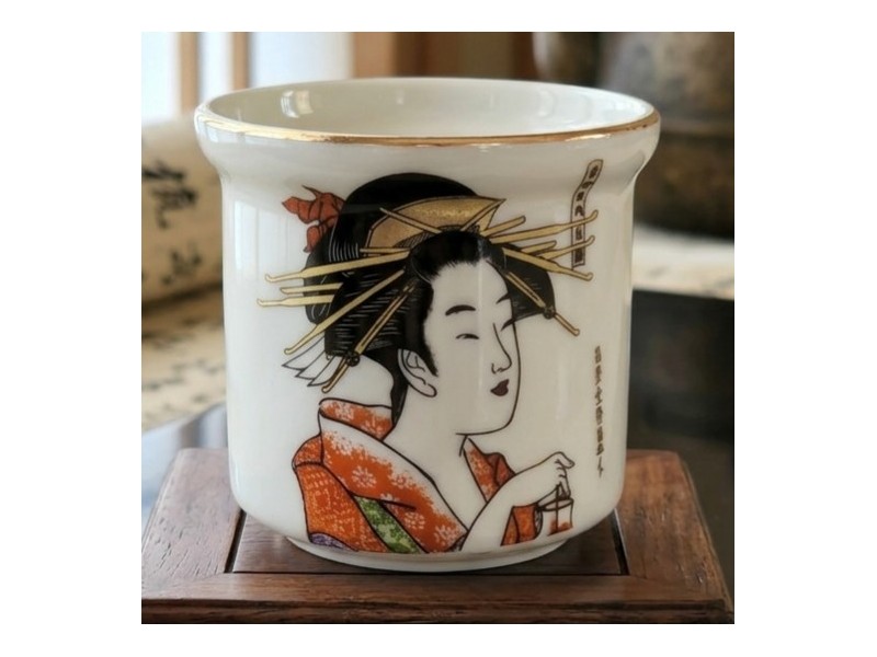 Japanska porcelan čašica Shōeidō - Gejša sa pozlatom