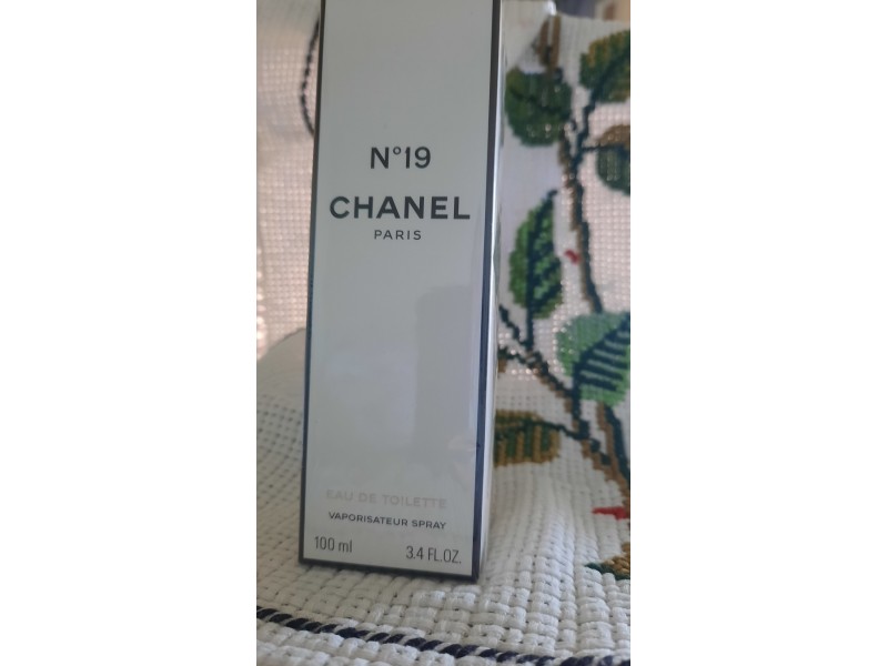 Chanel N°19 Eau de Toilette Spray 3.4 fl. oz 100 ml