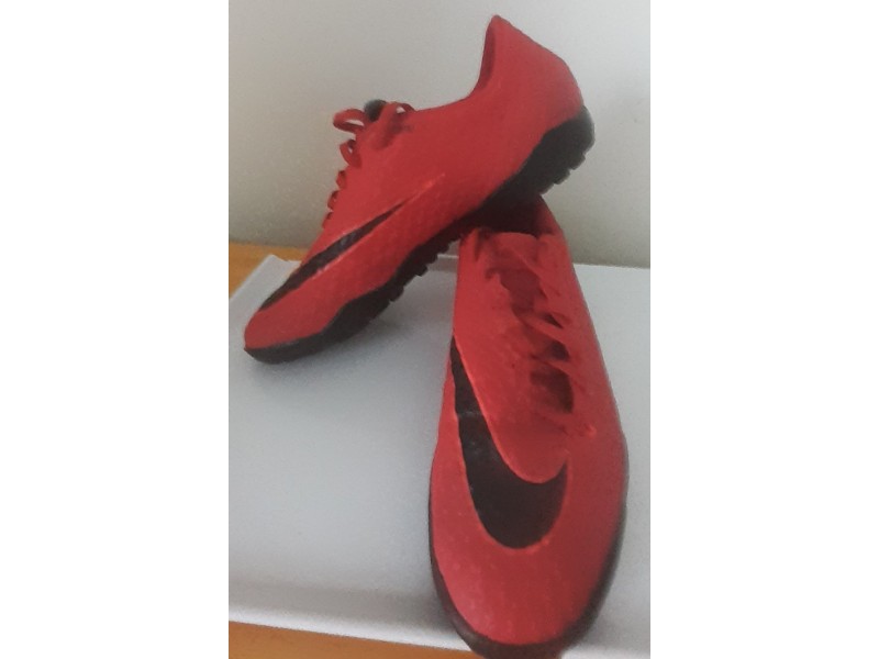NIKE NOVE 42 gaz 27 za fudbal