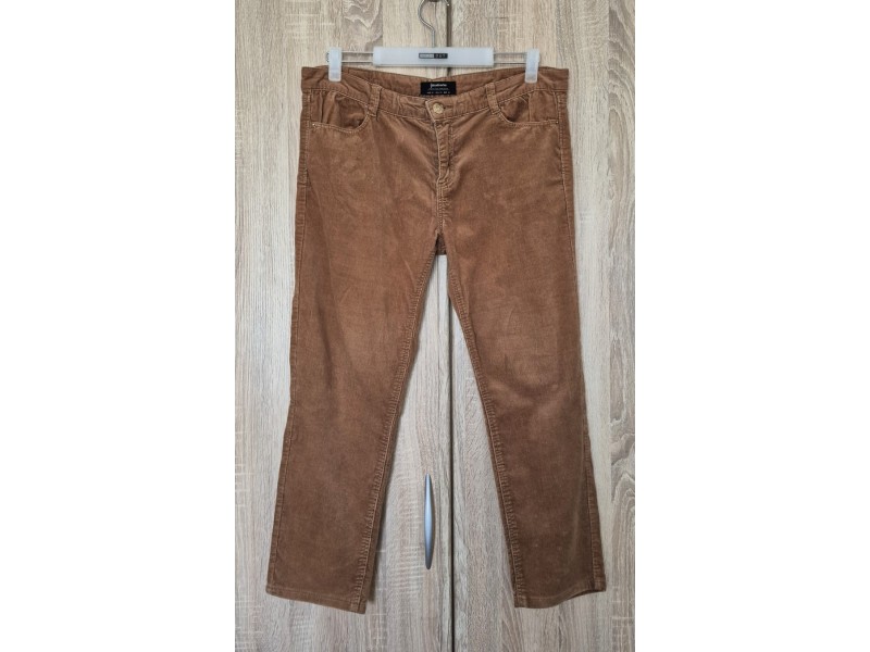 Stradivarius zenske somotske pantalone vel.42