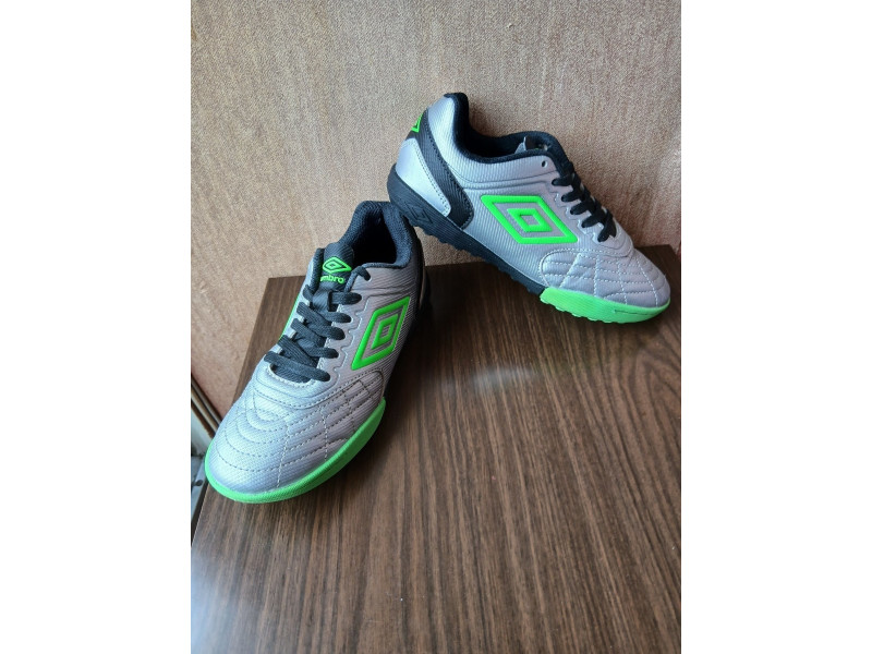 Patike za fudbal Umbro br. 35-21,5cm.