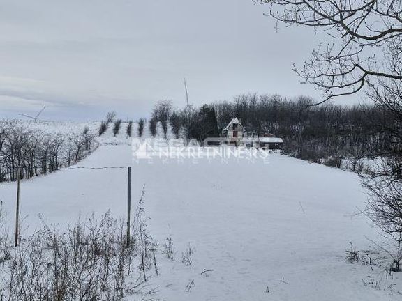 Plac 107ari, blizu Devojačkog bunara