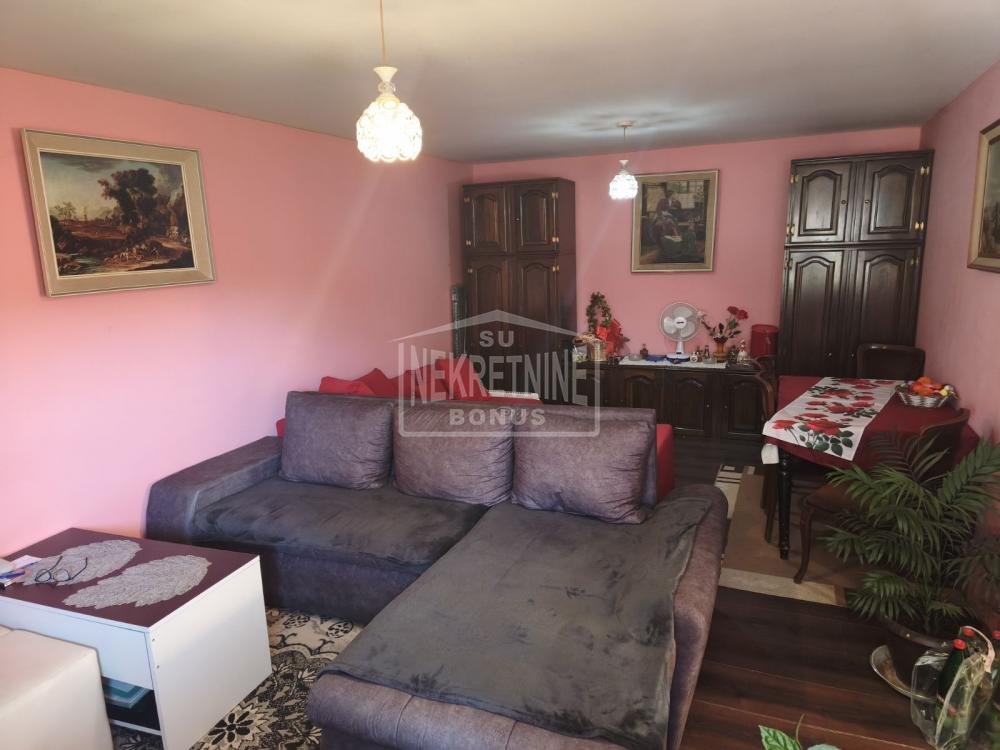 Subotica-Gat-prodaje se manja kuća u zajedničkom dvorištu, lepo sređena ID#2130
26.500 €