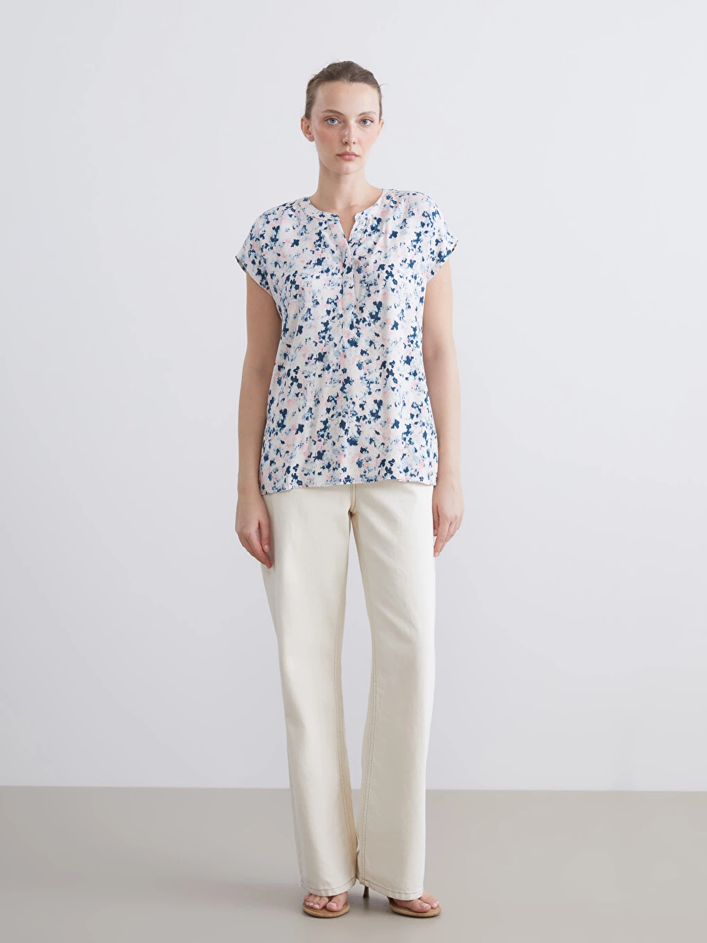 LCW Comfort Bluza Sa Izrezom I Cvetnim Uzorkom