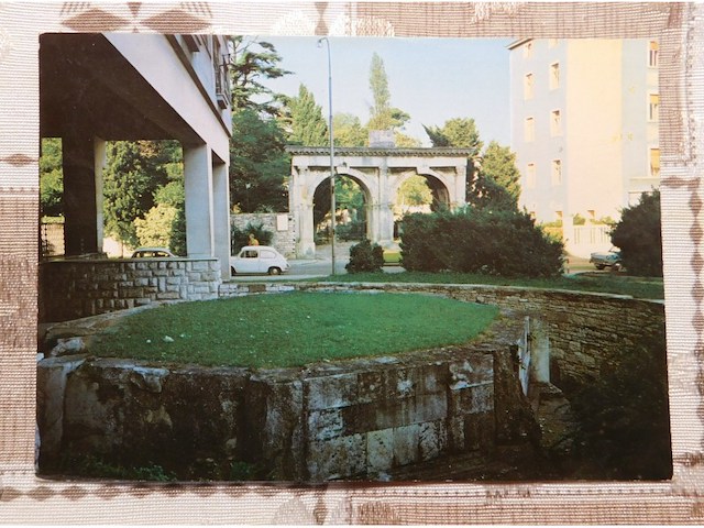 Zastava 750 - fića - Pula + Antički mauzolej