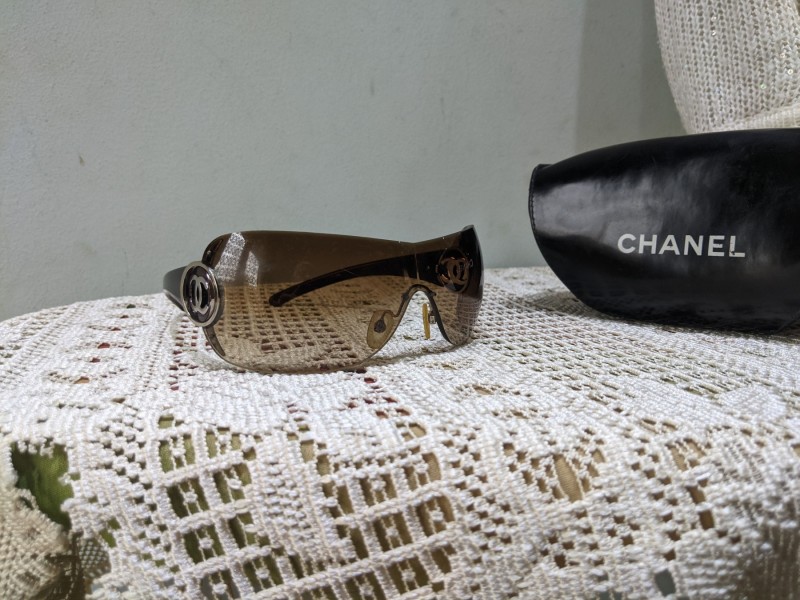 Chanel original , Y2K vintage model, sa futrolom