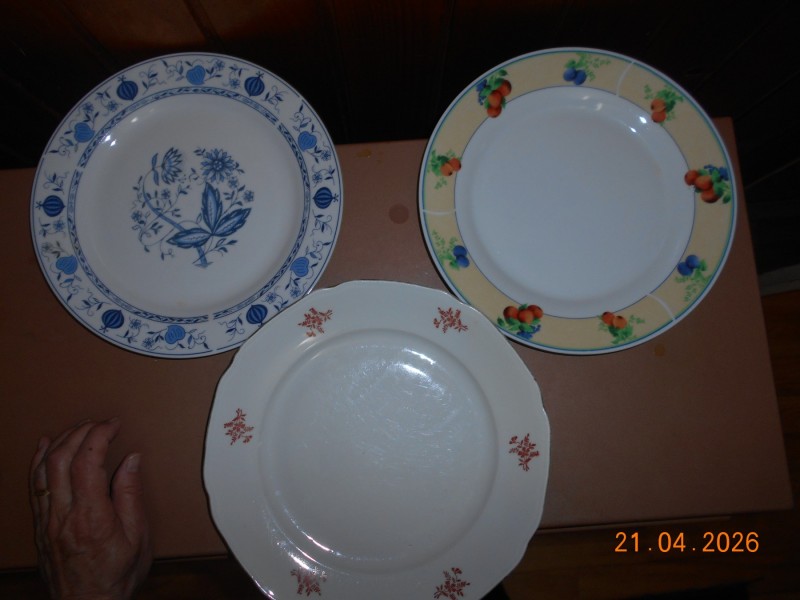 TRI starinska tanjira porcelan