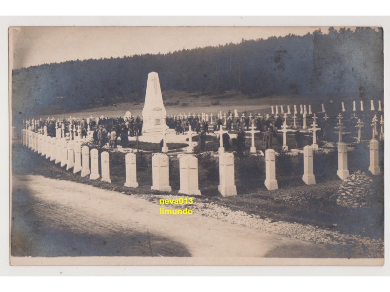 FOTOGRAFIJA spomen groblje sa centralnim spomenikom