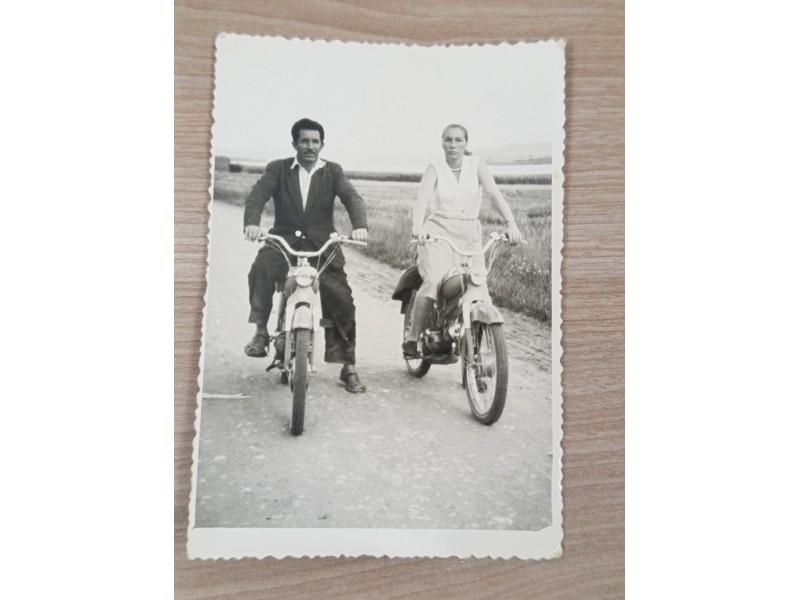 Vintage fotografija dama i gospodin na motorima