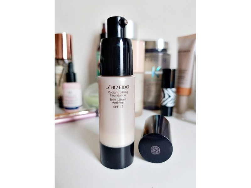 SHISEIDO Radiant Lifting ANTI-AGE puder-B 60- ORIGINAL