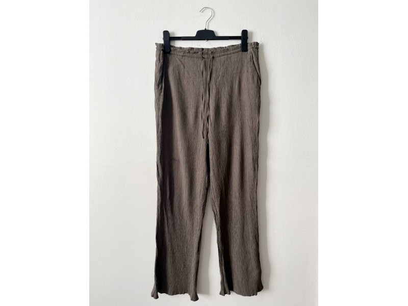 *ZARA* teksturisane pantalone