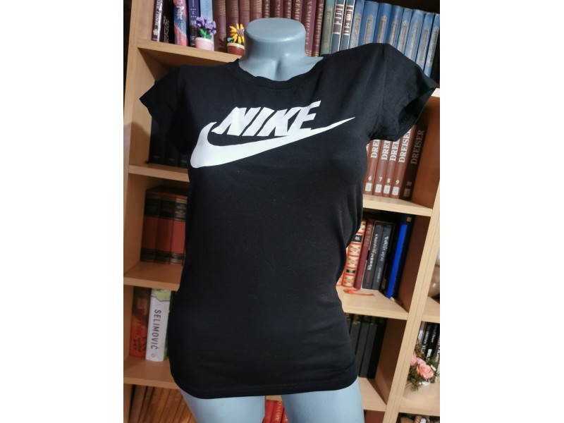 13. NIKE PRELEPA MAJICA vel XS,S