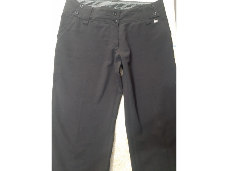 Crne pantalone 44