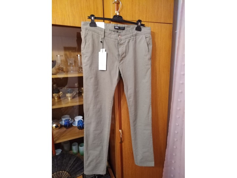 Zara pantalone, nove