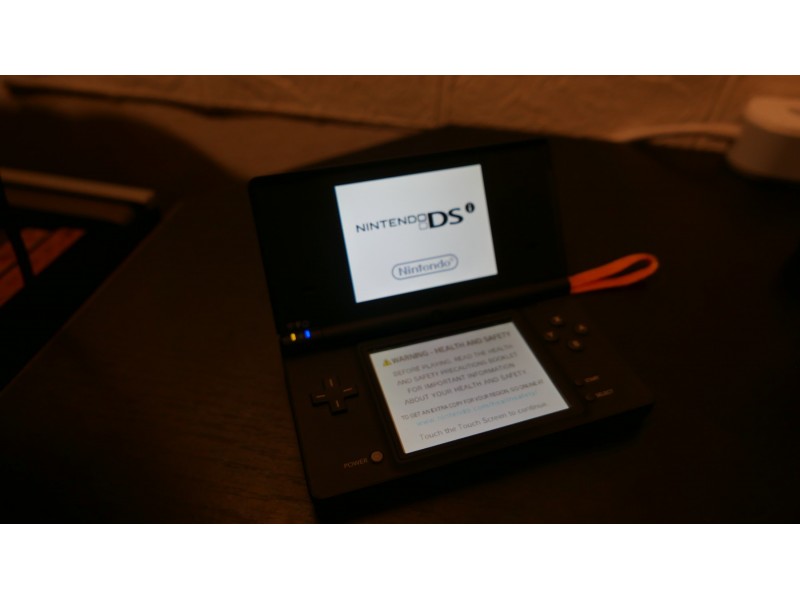 Nintendo DSi crni + 2 igrice